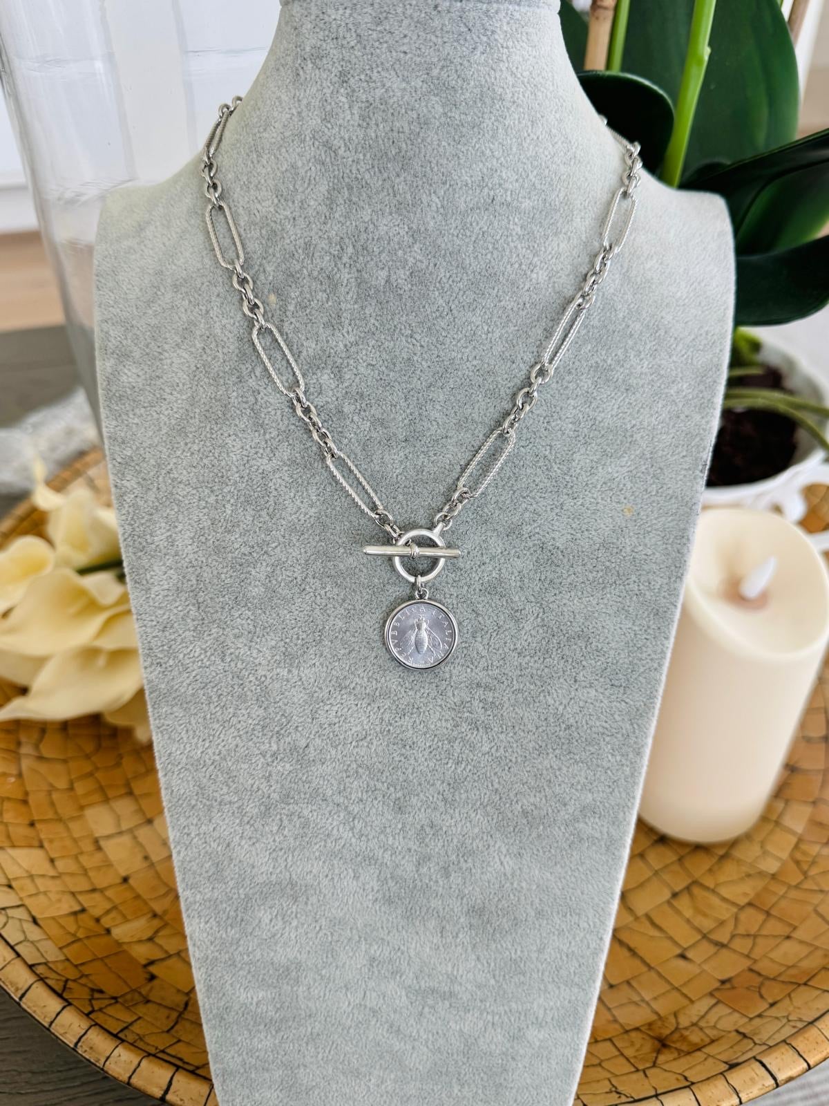 Italian Status Link Necklace with T-Bar Clasp and Bee Lire
